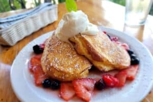 7 Best Breakfast Spots in Waikiki (according to a local!)