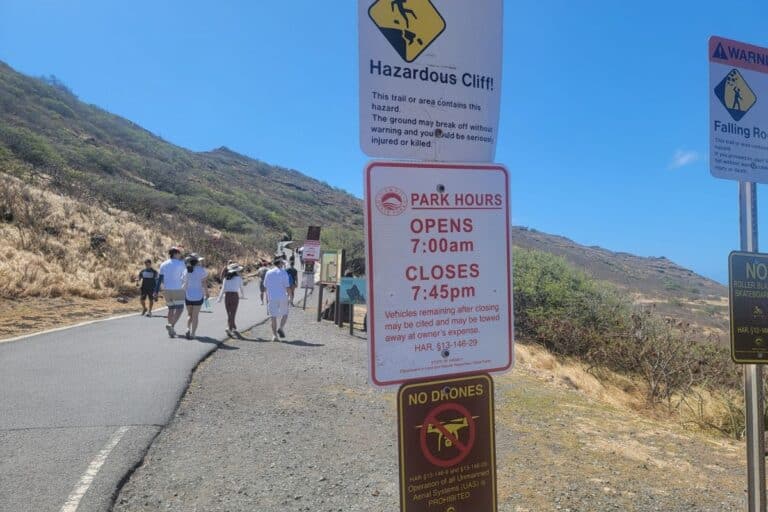 This Jaw-Dropping Lighthouse Hike is One of Oahu's Best FREE Things to ...